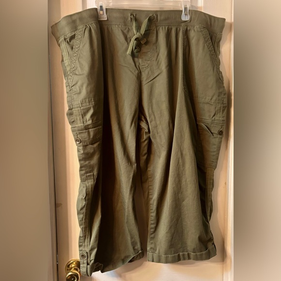 Terra & Sky | Pants & Jumpsuits | Terra Sky Olive Green Cargo Capri ...